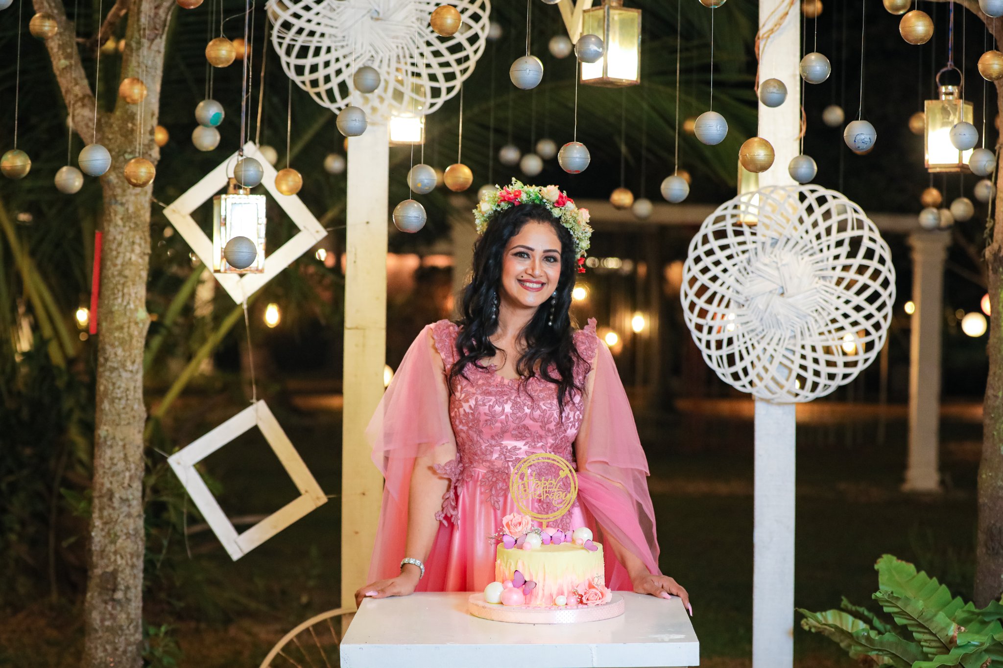 ආදරේම අයව තුරුළු කරගෙන, කුමාරිකාවක් වගේ සැරසිලා... උපන්දිනය සැමරූ අශිකා ...