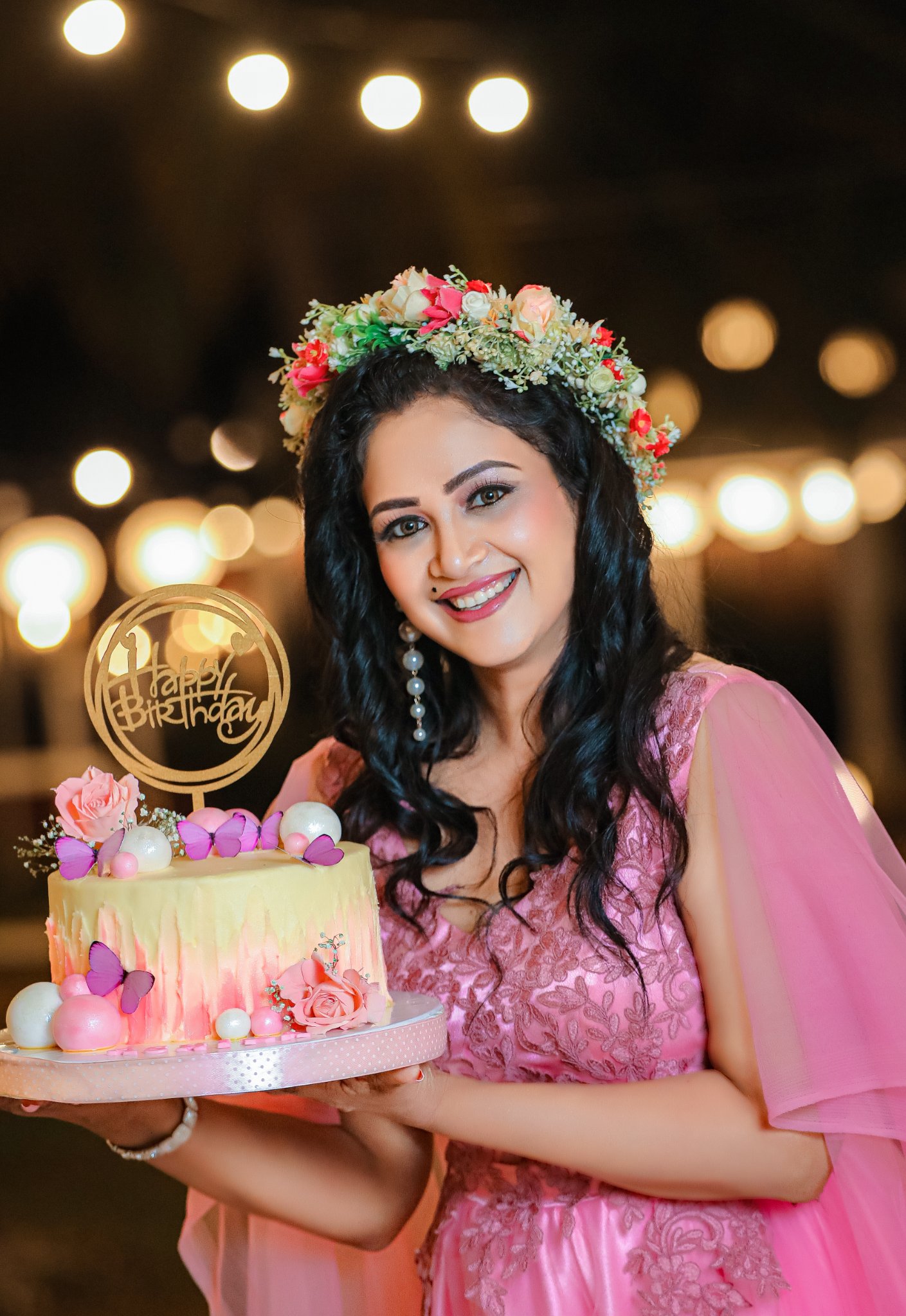 ආදරේම අයව තුරුළු කරගෙන, කුමාරිකාවක් වගේ සැරසිලා... උපන්දිනය සැමරූ අශිකා ...