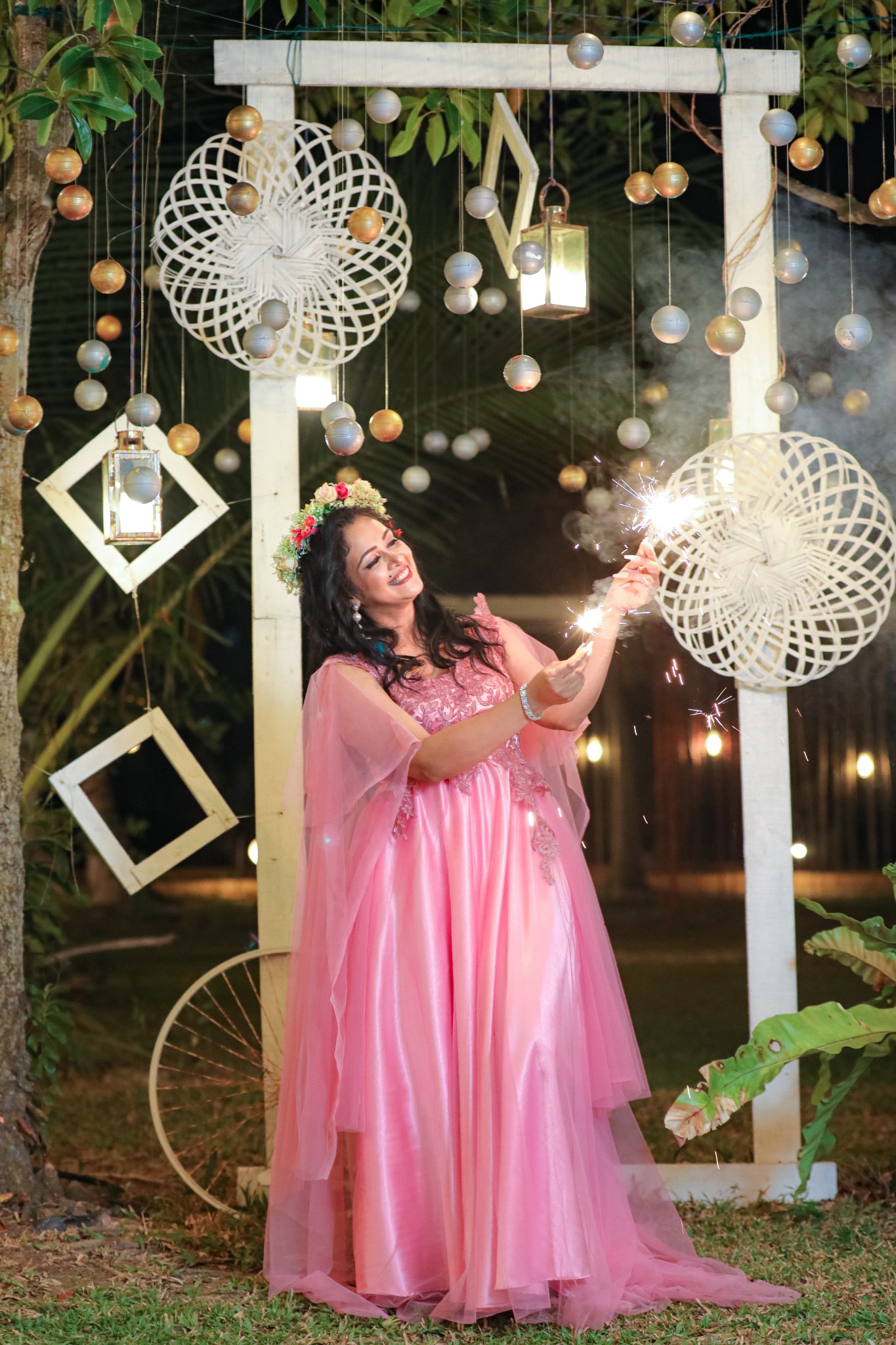 ආදරේම අයව තුරුළු කරගෙන, කුමාරිකාවක් වගේ සැරසිලා... උපන්දිනය සැමරූ අශිකා ...