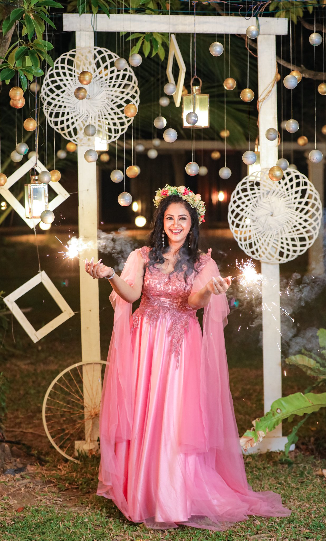 ආදරේම අයව තුරුළු කරගෙන, කුමාරිකාවක් වගේ සැරසිලා... උපන්දිනය සැමරූ අශිකා ...