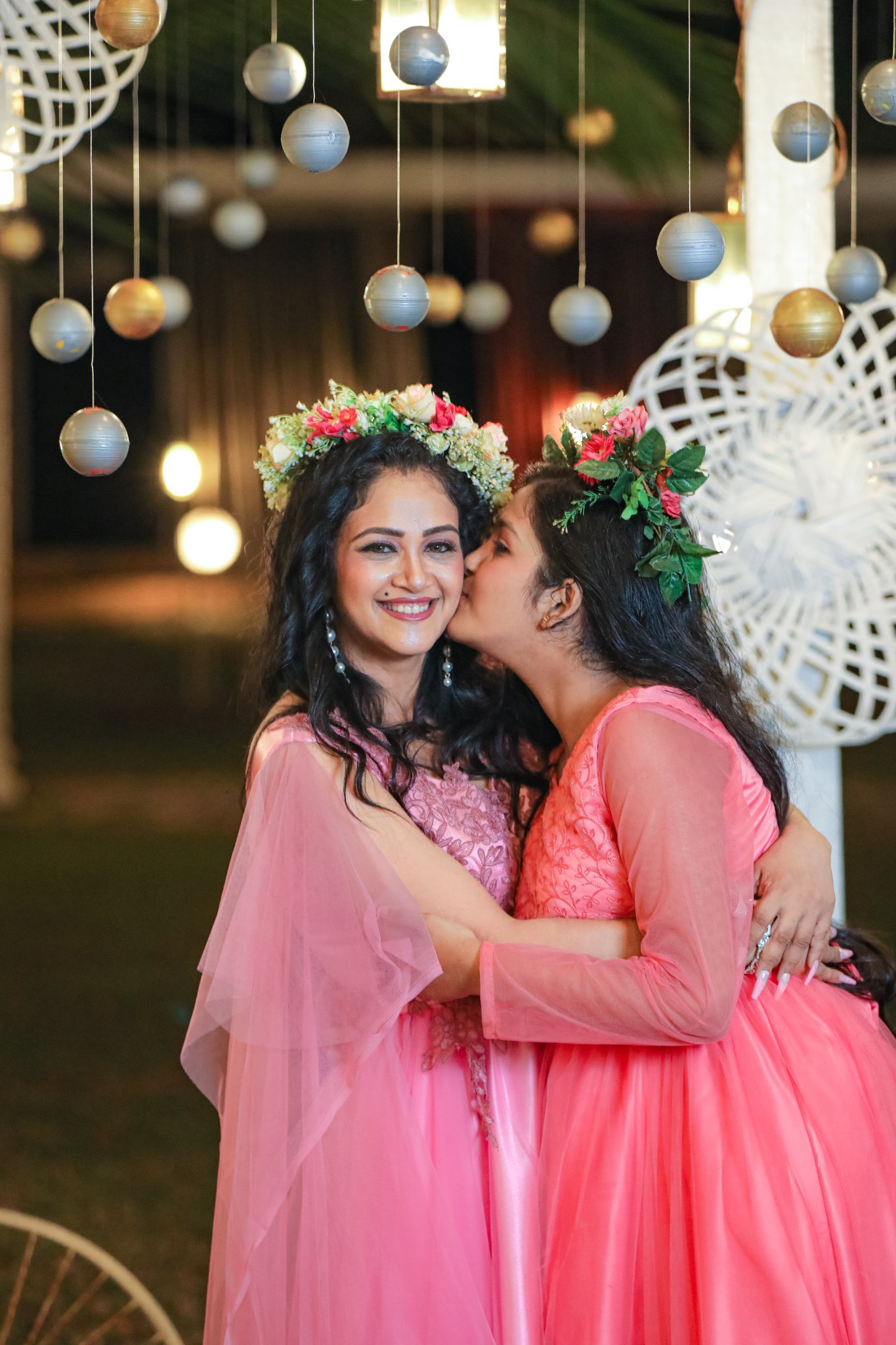 ආදරේම අයව තුරුළු කරගෙන, කුමාරිකාවක් වගේ සැරසිලා... උපන්දිනය සැමරූ අශිකා ...