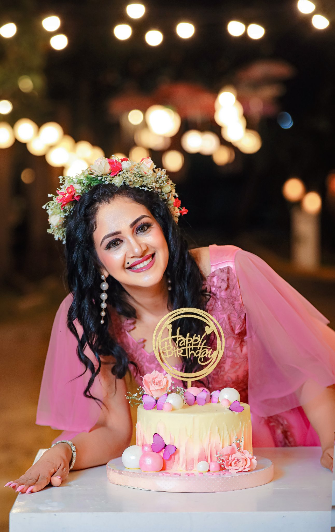 ආදරේම අයව තුරුළු කරගෙන, කුමාරිකාවක් වගේ සැරසිලා... උපන්දිනය සැමරූ අශිකා ...