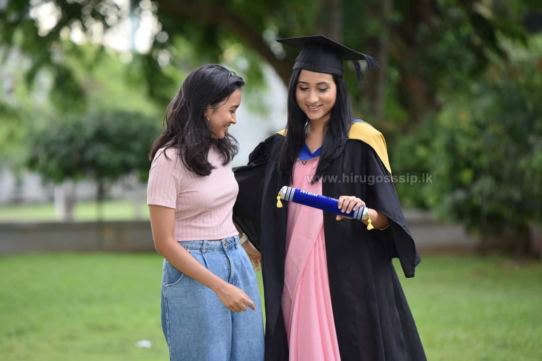 අම්මවයි තාත්තවයි මෙහෙම සතුටු කරන එක හැම ගැහැණු ළමෙක්ගෙම සිහිනයක් ...