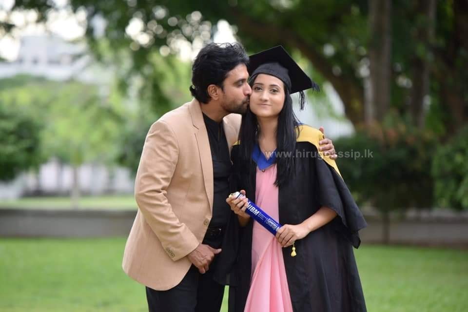 අම්මවයි තාත්තවයි මෙහෙම සතුටු කරන එක හැම ගැහැණු ළමෙක්ගෙම සිහිනයක් ...