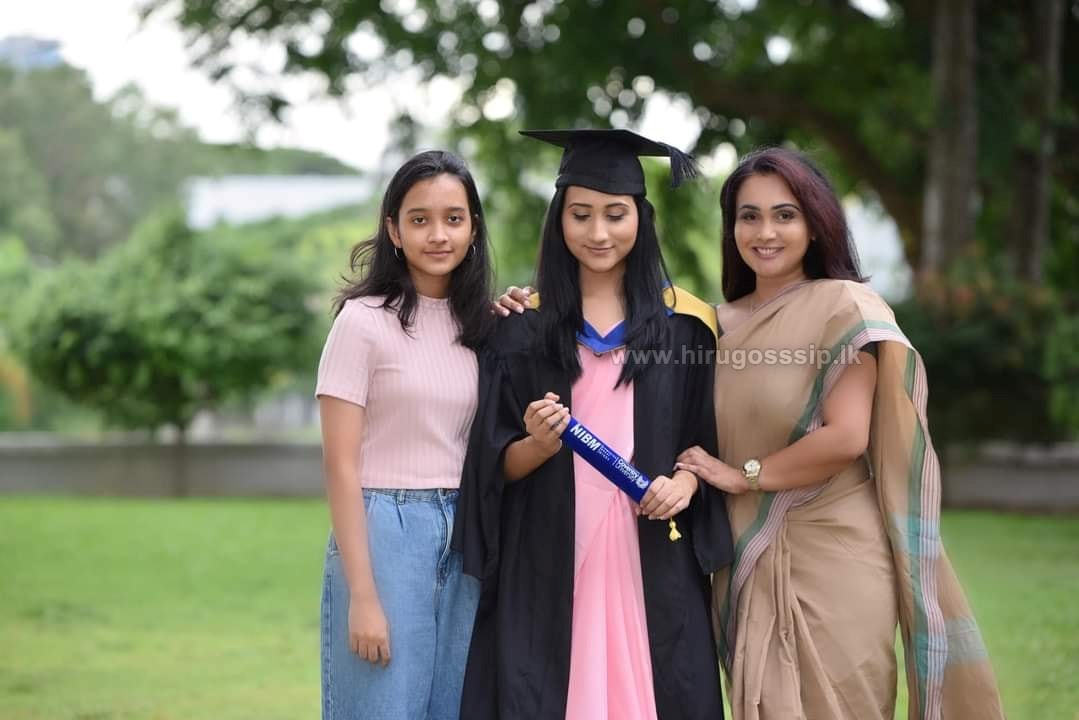 අම්මවයි තාත්තවයි මෙහෙම සතුටු කරන එක හැම ගැහැණු ළමෙක්ගෙම සිහිනයක් ...