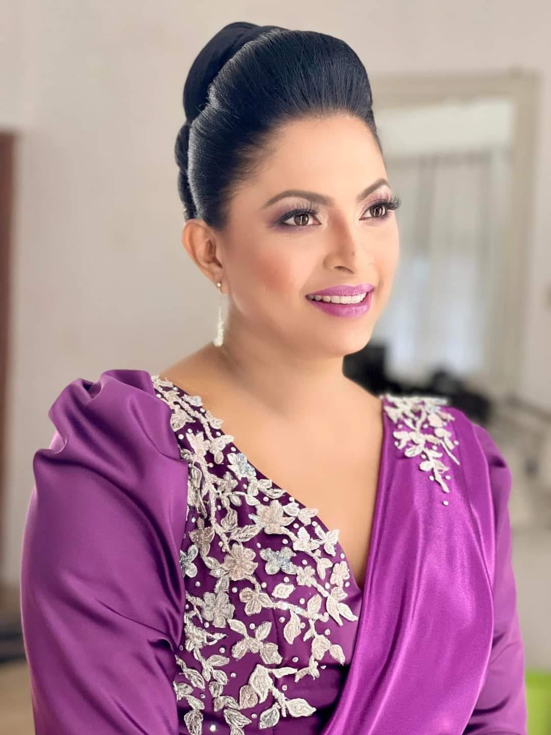 "කොච්චර ලස්නට ඇදලා හිටියත් මූනෙන් ඒ නපුරුකම පේනවා..." හැමෝම ආදරේ කරන ...