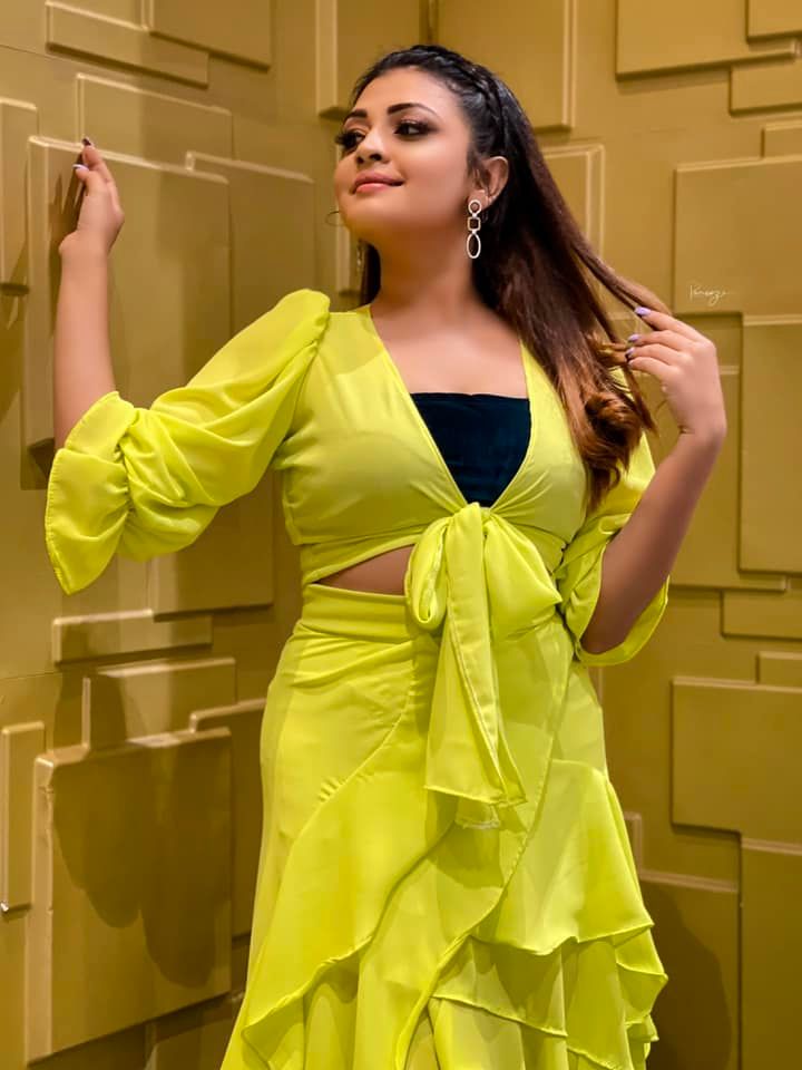 ඇස් වශී කරගන්න, සුන්දර රුවක් හිමි ඇය.... පුංචි තිරයේ හුරුබුහුටිම තාරකාව ...