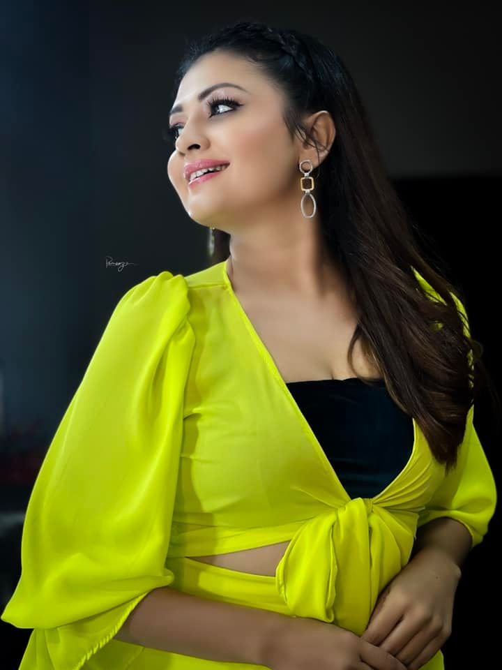 ඇස් වශී කරගන්න, සුන්දර රුවක් හිමි ඇය.... පුංචි තිරයේ හුරුබුහුටිම තාරකාව ...