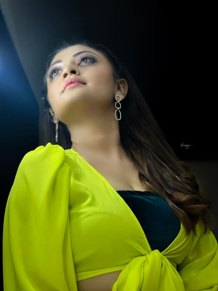 ඇස් වශී කරගන්න, සුන්දර රුවක් හිමි ඇය.... පුංචි තිරයේ හුරුබුහුටිම තාරකාව ...
