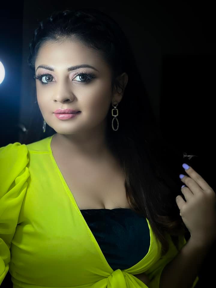 ඇස් වශී කරගන්න, සුන්දර රුවක් හිමි ඇය.... පුංචි තිරයේ හුරුබුහුටිම තාරකාව ...