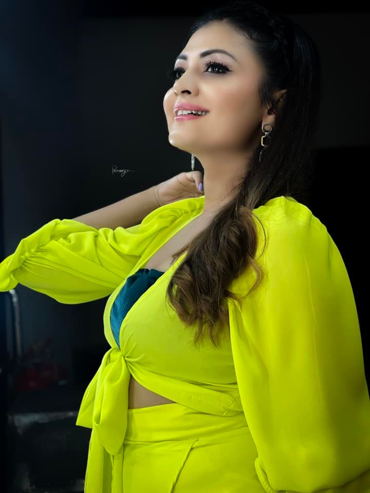 ඇස් වශී කරගන්න, සුන්දර රුවක් හිමි ඇය.... පුංචි තිරයේ හුරුබුහුටිම තාරකාව ...