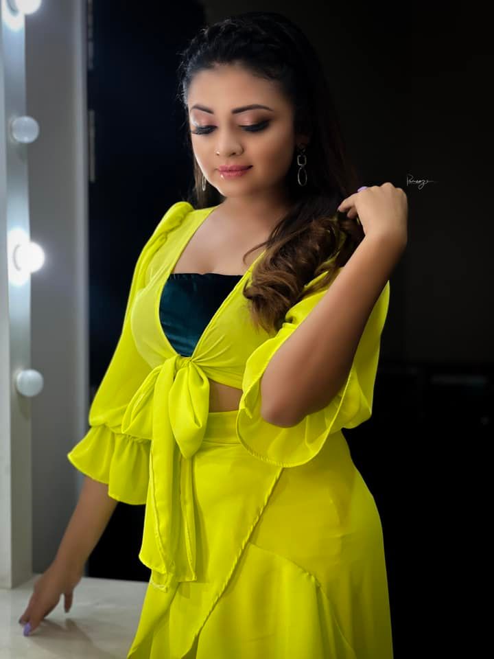 ඇස් වශී කරගන්න, සුන්දර රුවක් හිමි ඇය.... පුංචි තිරයේ හුරුබුහුටිම තාරකාව ...