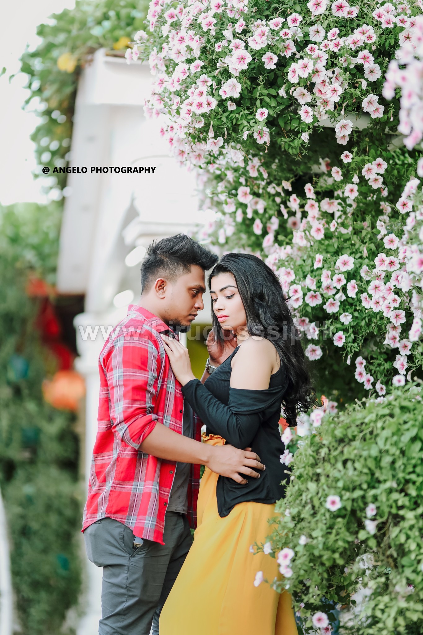 ඒ දෙන්නගේ හැඩ බලන්නකෝ...!” - අලුත බැන්ඳ ගායක අශාන් ප්‍රනාන්දුගෙයි කුමුදිගෙයි, ප්‍රී ෂූට් එකේ ...