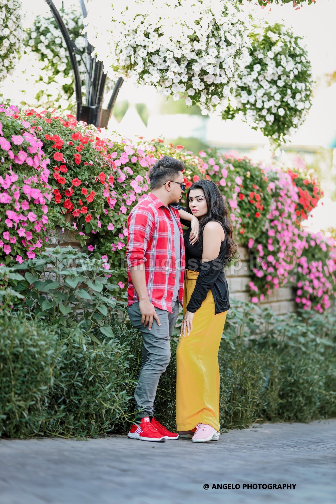 ඒ දෙන්නගේ හැඩ බලන්නකෝ...!” - අලුත බැන්ඳ ගායක අශාන් ප්‍රනාන්දුගෙයි ...