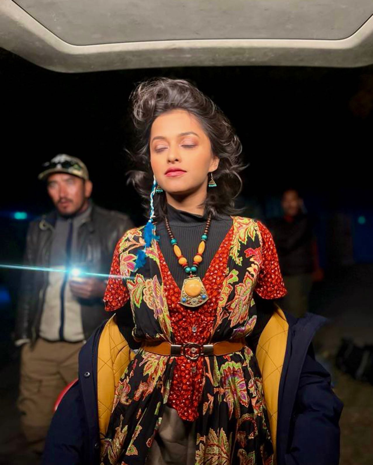 "මා හිත ළඟම දැවටෙනා - හුරු පෙමක පැටලෙනා... රුව නාරී මනහාරී සුකුමාලි නුඹ ...