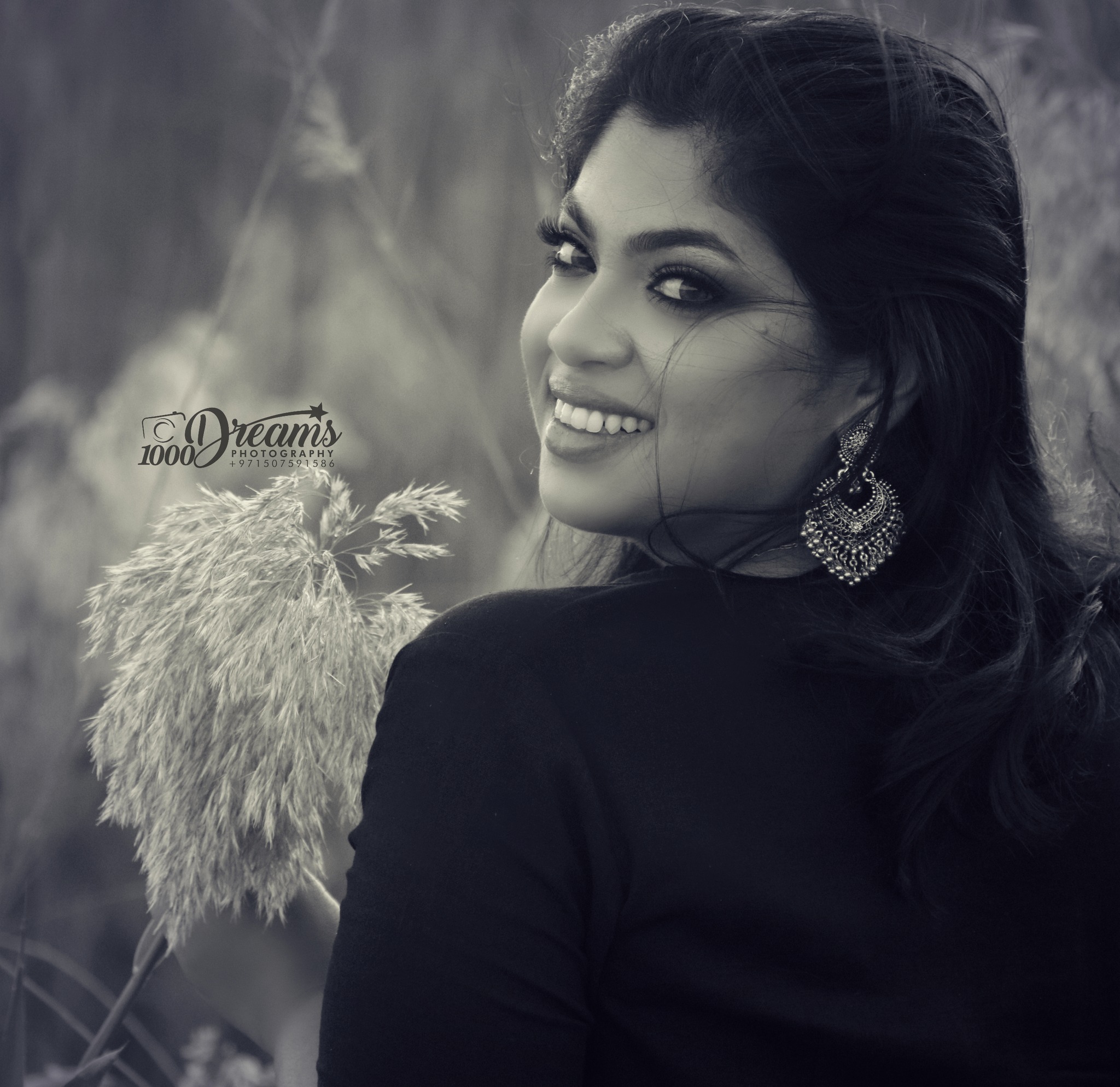 "දැනෙනවා නම් ඉන්නවා නම් - සුහද පිළිගන්න මේ ආදරේ... හිතෙනවා නම් පෙනෙනවා ...