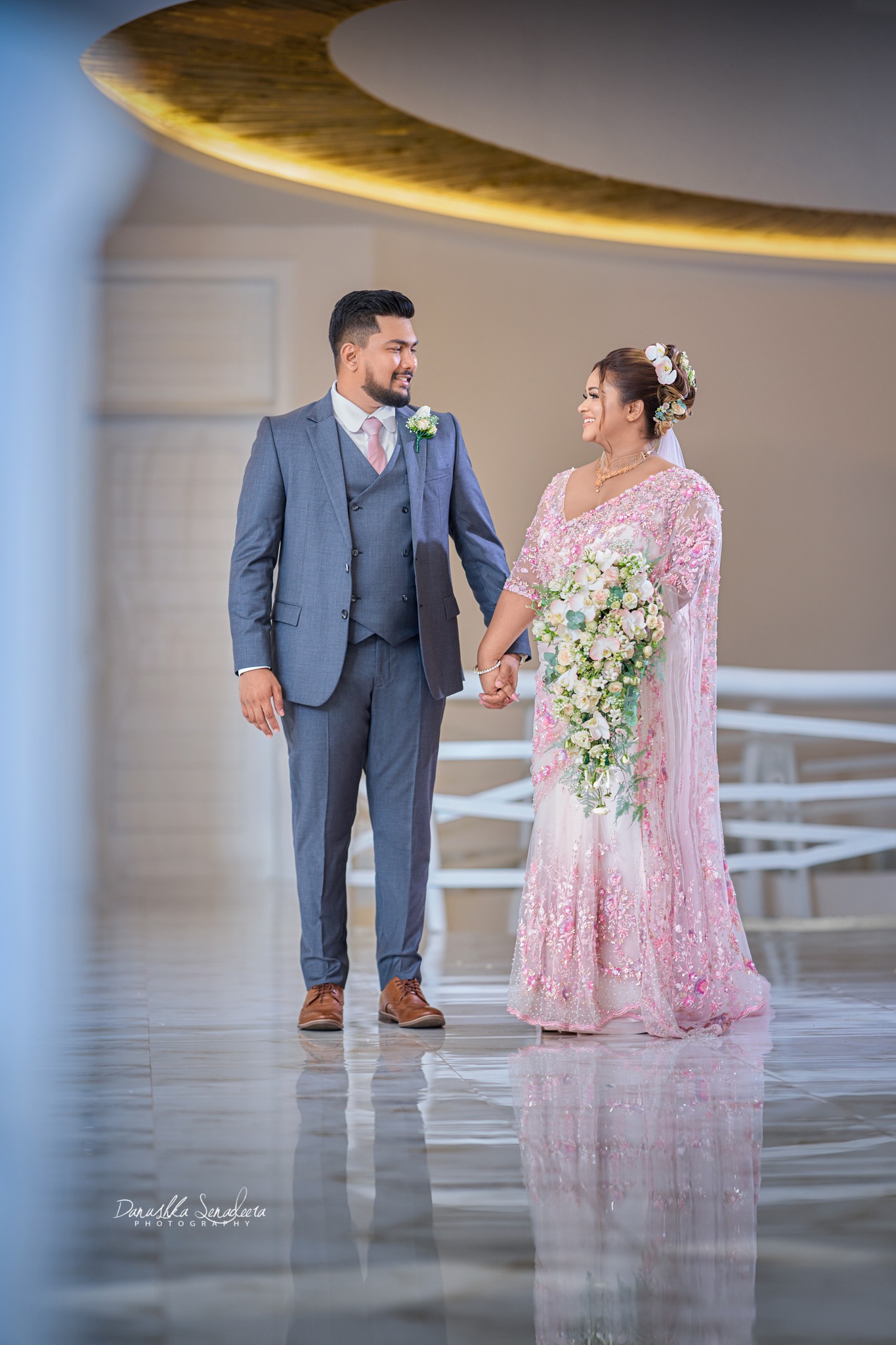 කලාකරුවන් දේශපාලකයන් ක්‍රීඩකයන් සහභාගි වුණු හැමෝම කතා කරපු වෙඩින් එකේ ...