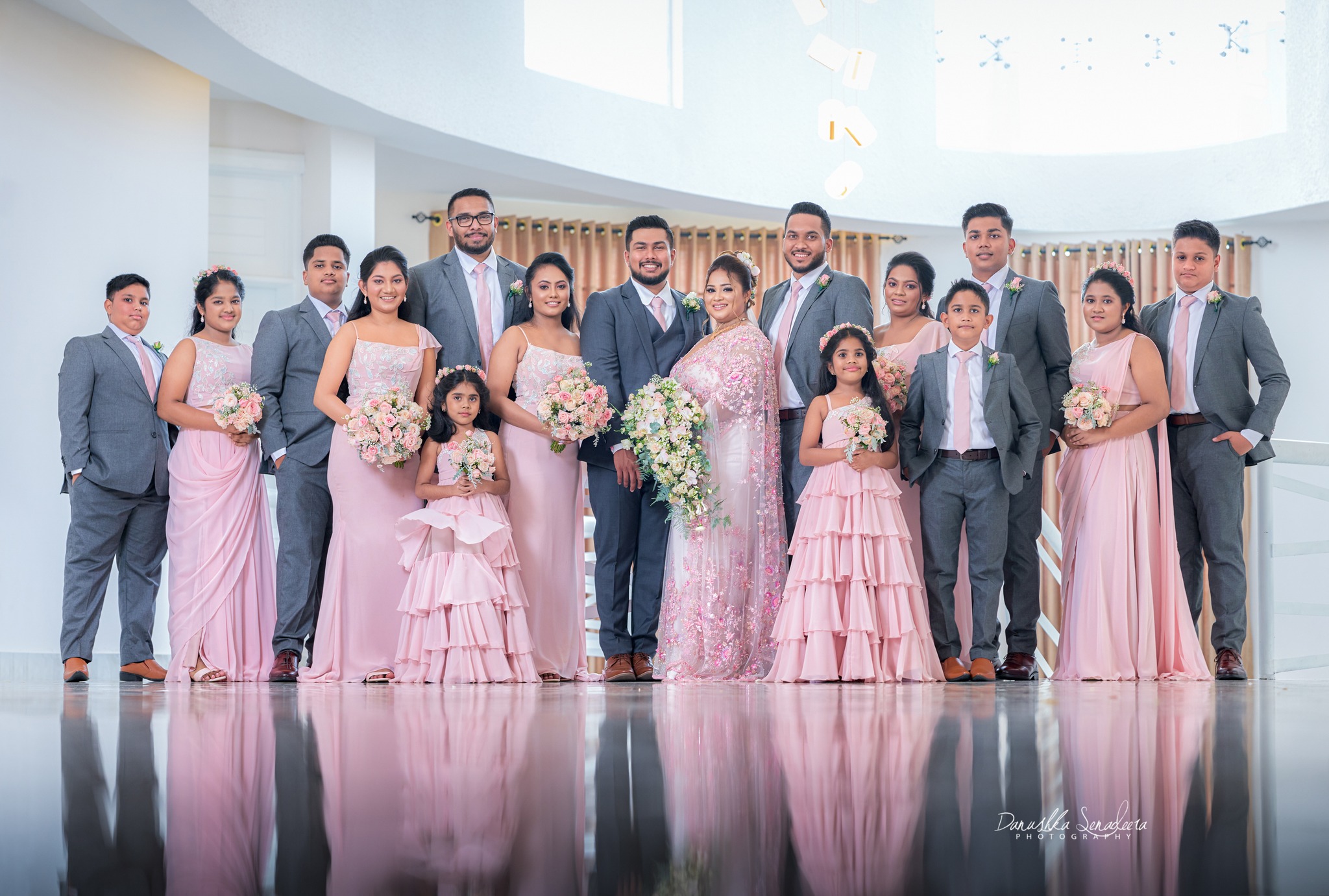 කලාකරුවන් දේශපාලකයන් ක්‍රීඩකයන් සහභාගි වුණු හැමෝම කතා කරපු වෙඩින් එකේ ...