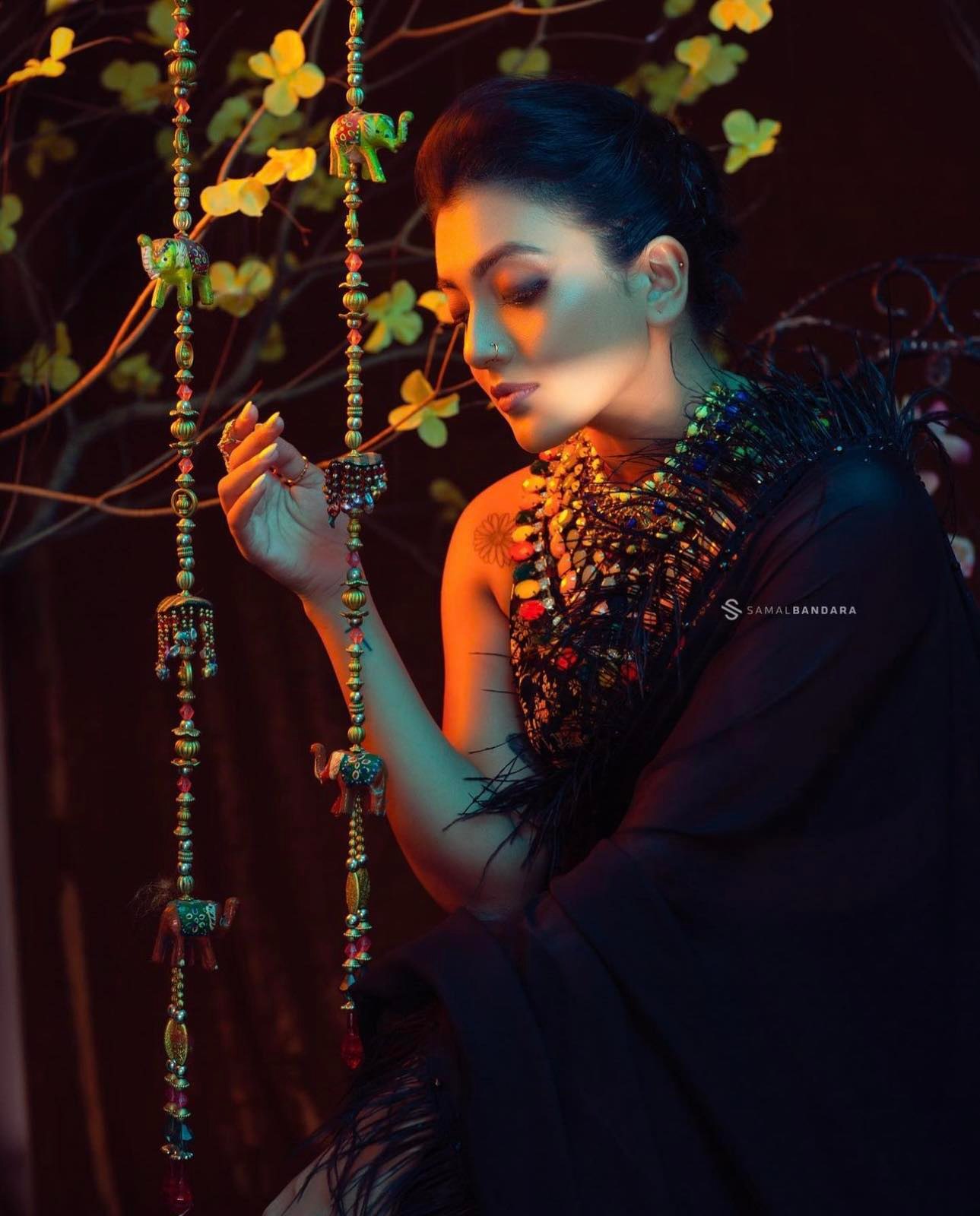 ළඟදීම බඳින්න ඉන්න ශනුද්‍රි ප්‍රියසාද්ගේ වෙනස්ම ආකාරයේ ඡායාරූප පෙළක් ...