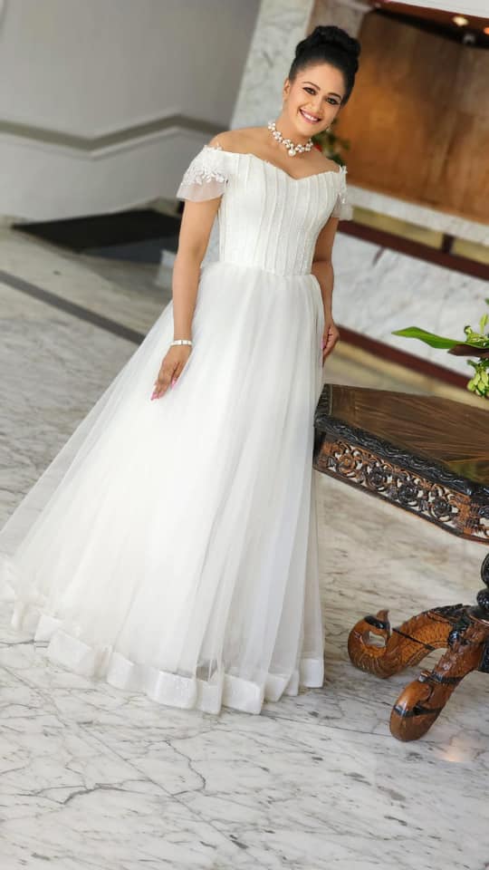 "එයා ආවා.. මල් එකකුත් තිබුණා... ආයෙමත් එදා දවස මතක් වුණා...." සුන්දර ...