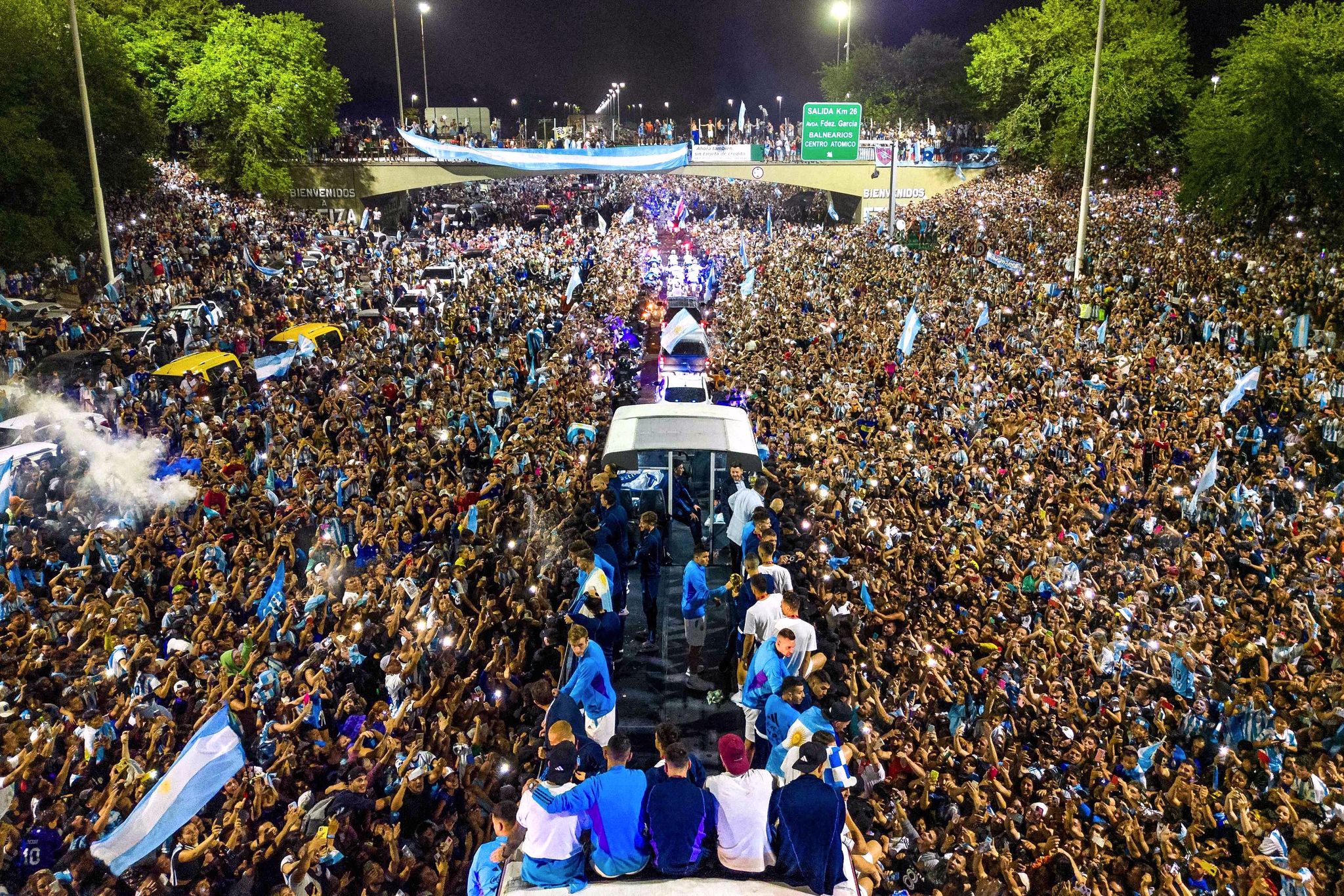 ආදරේක තරම ! ලෝක ශූරයන්ට ලැබුණු, උණුසුම් පිළිගැනීම - Photos - FIFA World ...