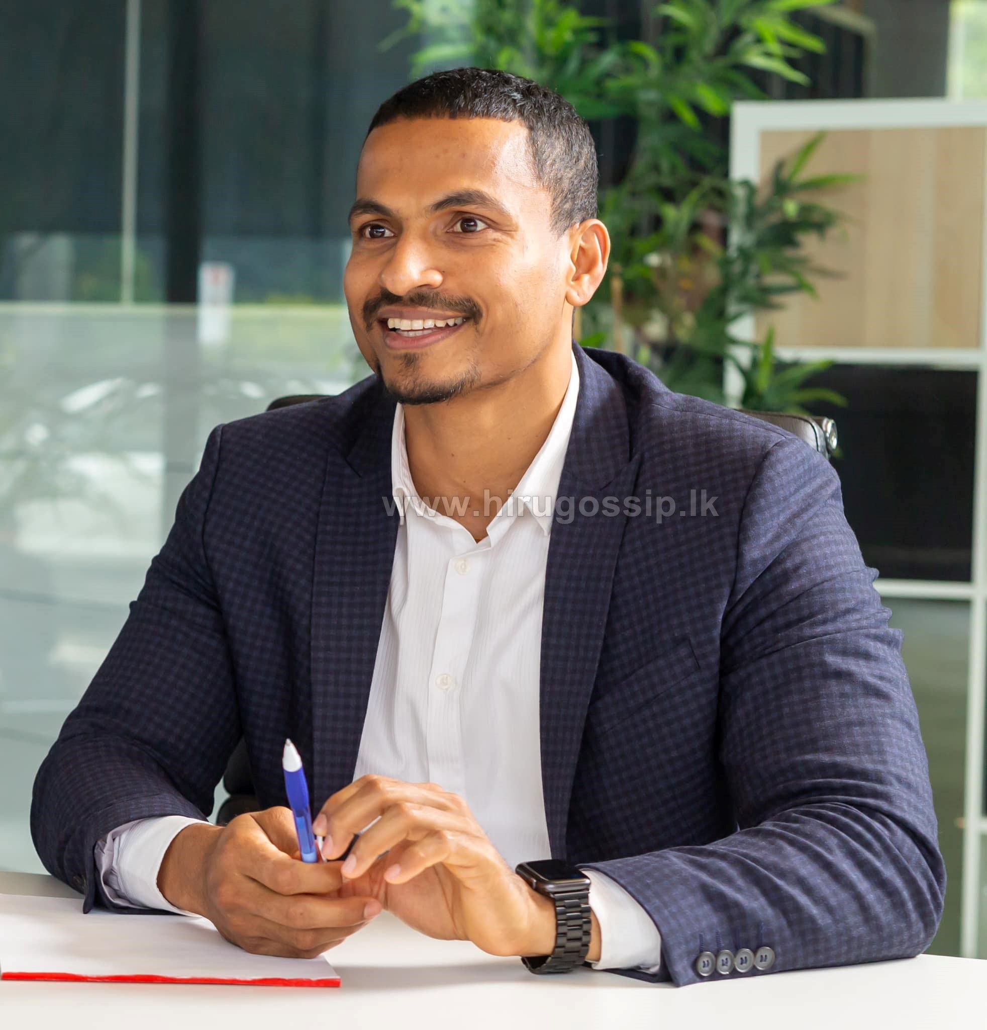ඉතින් කොහෙන් හරි ගවුමක් පැටලෙනවා. මම කියලා යකඩ වලින් හැදුනැයි.. මගේ ...