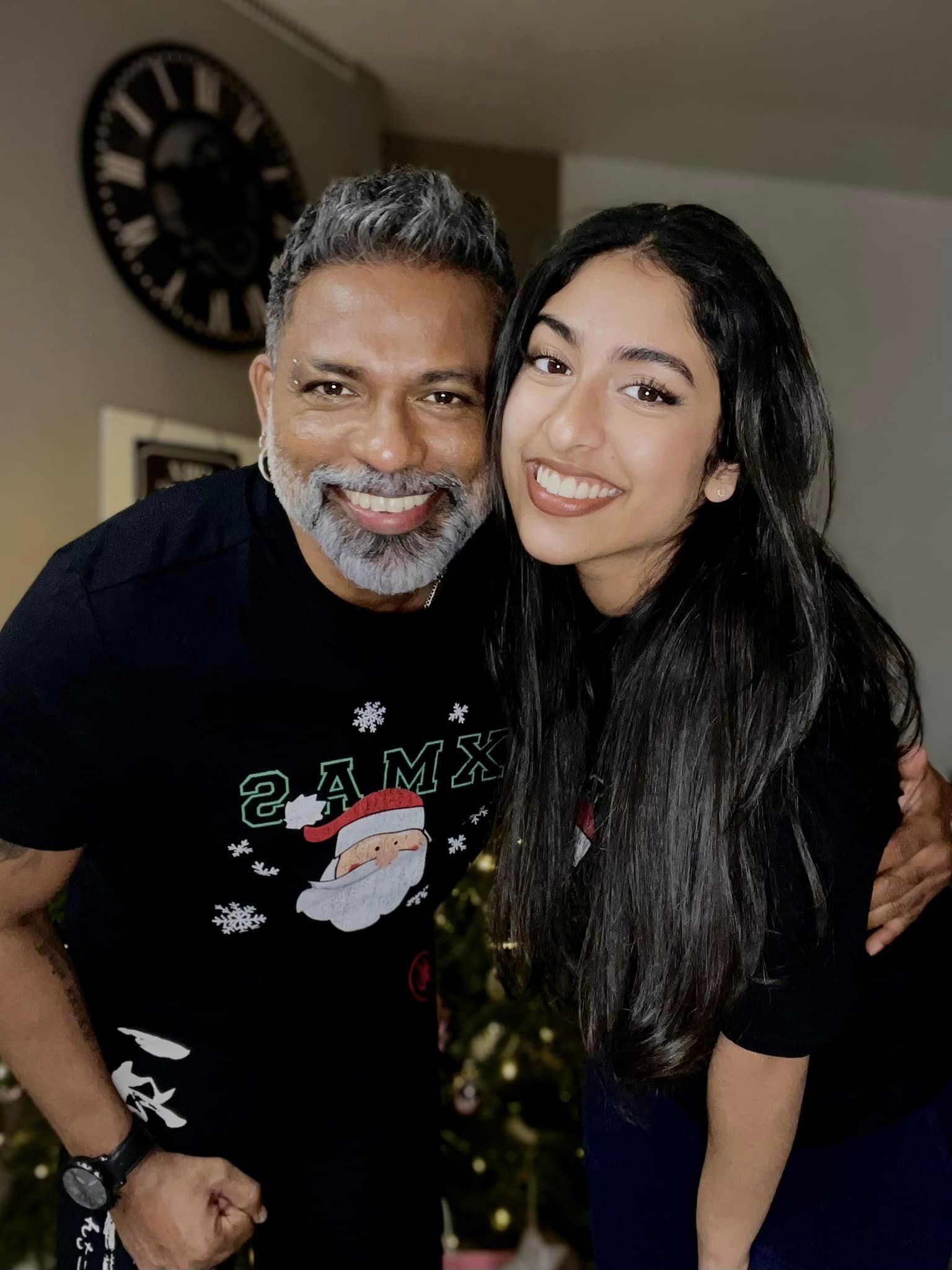 "අපේ නත්තල් දවසෙන් පොඩ්ඩක්..." ඒ පවුලේ සතුට බලන්නකෝ... හෙක්ටර් ඩයස්ගේ ...