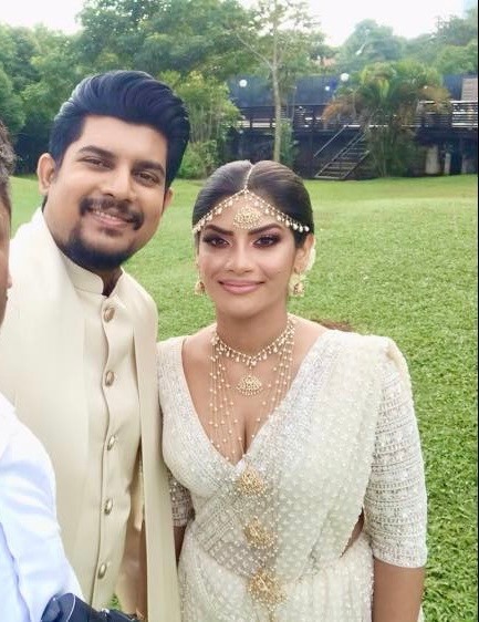"ඒ දෙන්නගෙ පෙම් පාට..." හැමෝම බලාගෙන හිටපු සනුකගෙයි වින්ඩිගෙයි විවාහ ...