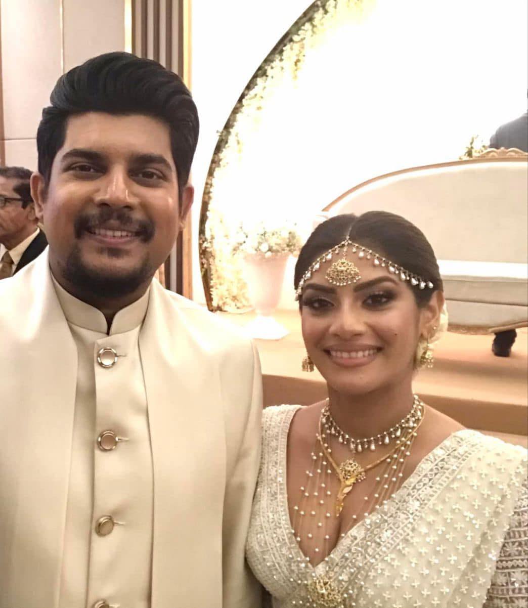"ඒ දෙන්නගෙ පෙම් පාට..." හැමෝම බලාගෙන හිටපු සනුකගෙයි වින්ඩිගෙයි විවාහ ...