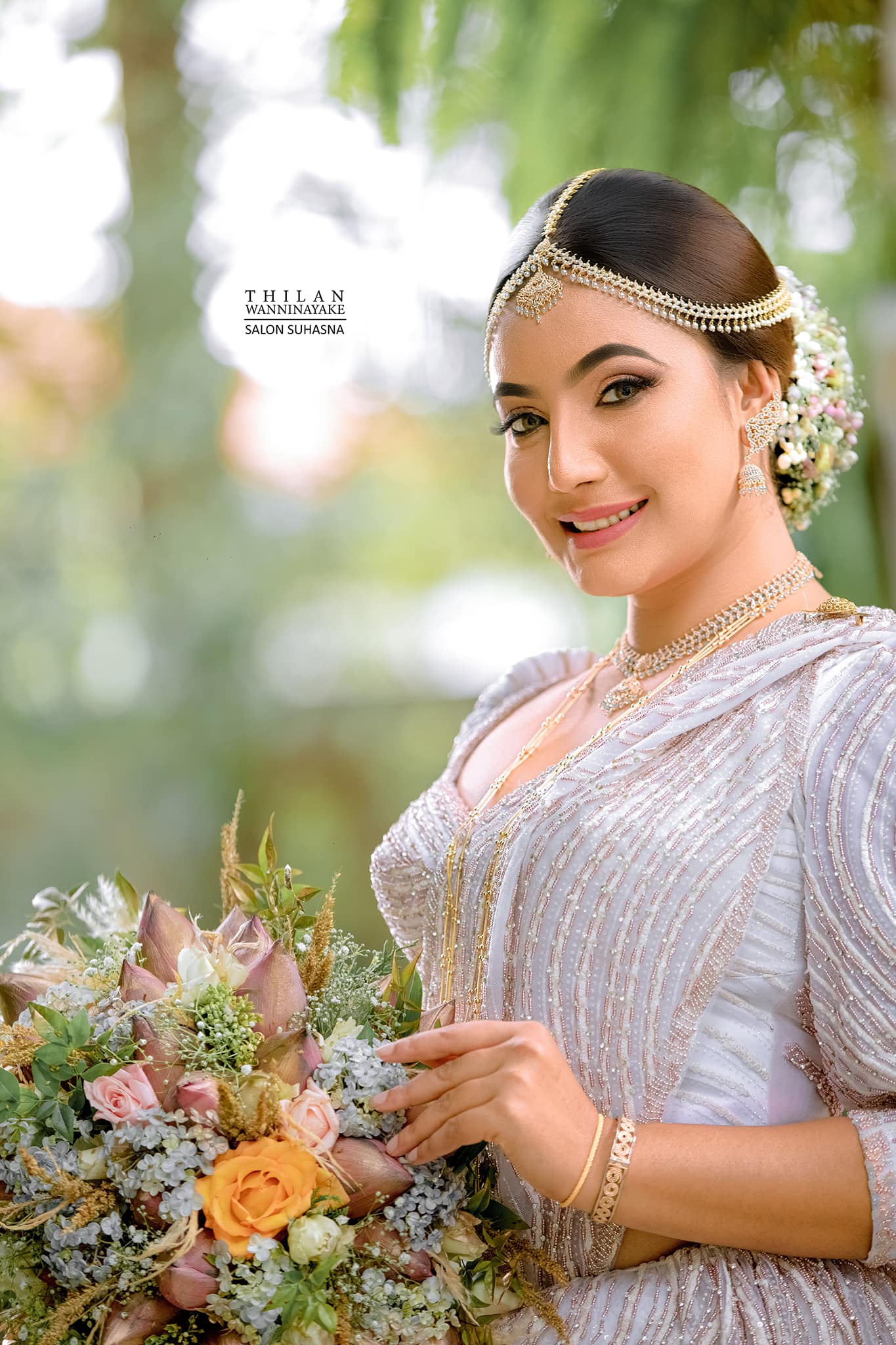 "මනාලියක් සඳ වාගේ දිලෙන්නේ..." ඒ ගමන නම් ඇත්තටම මනාලියක් වෙලාද මන්දා ...