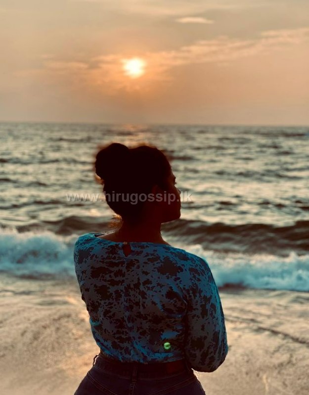 ආදරේ කරන්න. ආදරේ බෙදන්න ! අපිව අඬවන්න එපා සඳනි...!” - පෙම්වතා එක්ක ...
