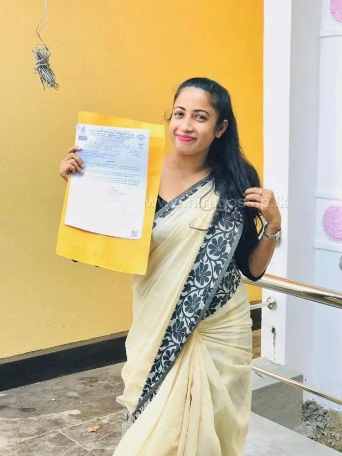 “බළල් හාමිනේ” ගැන කවි කියලා, එක රැයින් බුකියම හොල්ලපු, ලංකාවම හොයන ...