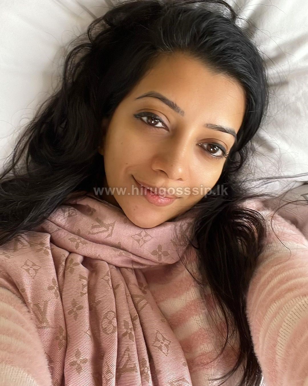 එහේ ඉඳන් සෙල්ෆි ගොඩාඩාඩා.... යි...!” - සුරූපී නිළි සචිනි අයෙන්ද්‍රාගේ ...