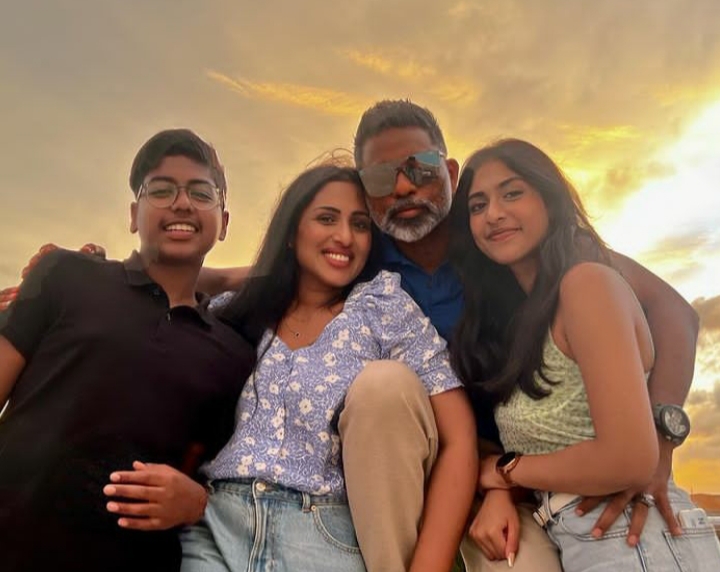 "කිස් කරන්න, ආදරෙයි කියාගන්න, කෑම කවාගන්න" "හැම මොහොතක්ම මතක සටහනක් ...
