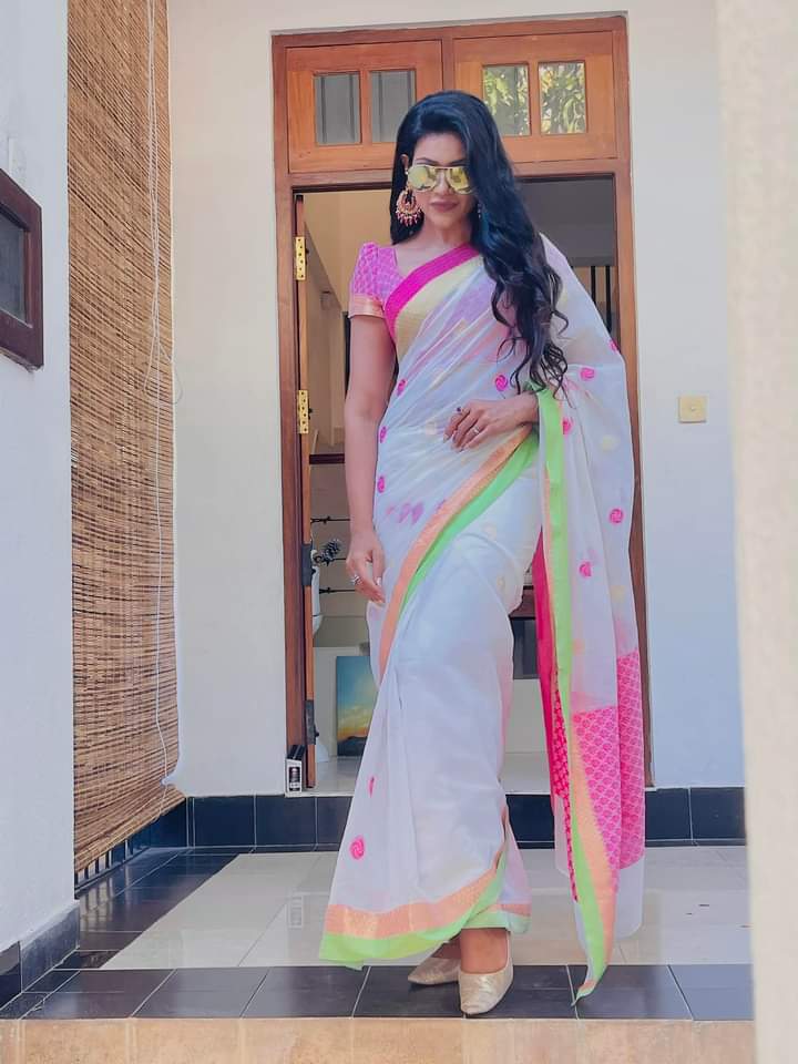 අම්මෝ.... පිස්සු හැදෙනවා... හින්දි නිළියක් වගේ නේද? සරාගී නිළි ...