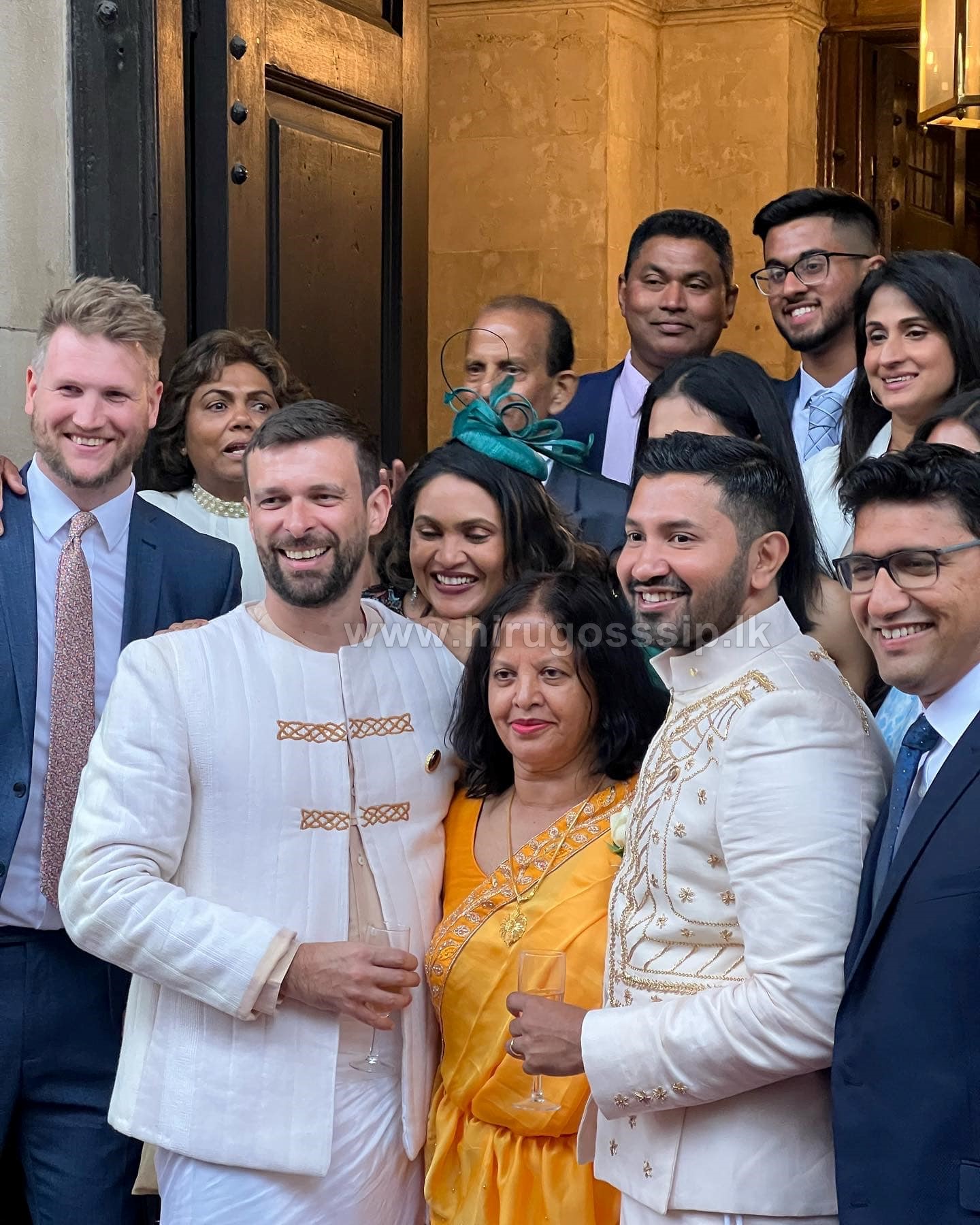 අවුරුදු 6ක් අපි ආදරේ කළා.. ඉස්සල්ලාම හම්බුණේ ලන්ඩන්වලදී... දැන් අපි ...