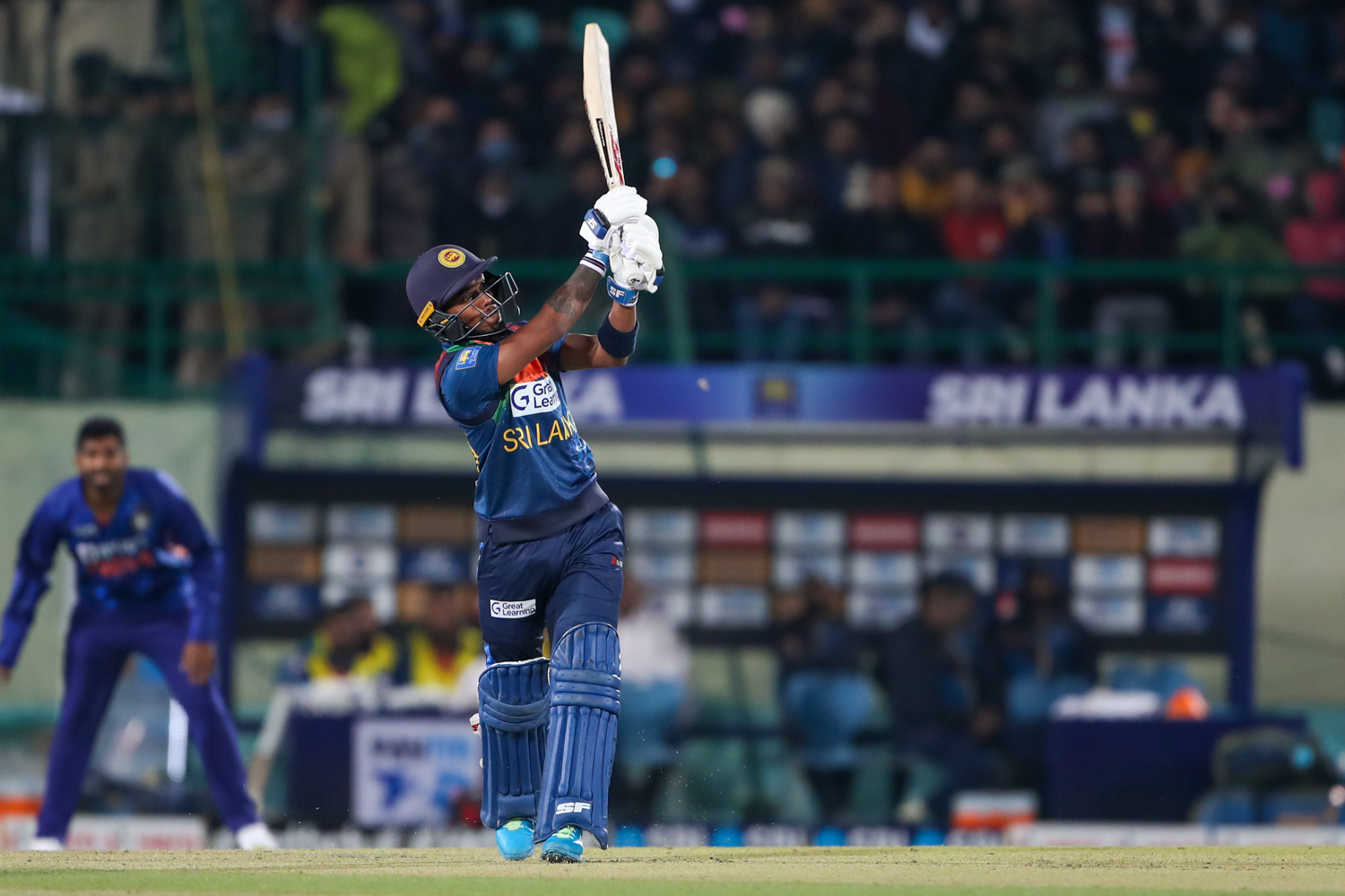 පිති හරඹයෙන් ලොවක් ඉදිරියේ දස්කම් දක්වන අපේ අලුත්ම ක්‍රිකට් තරුව පැතුම් ...