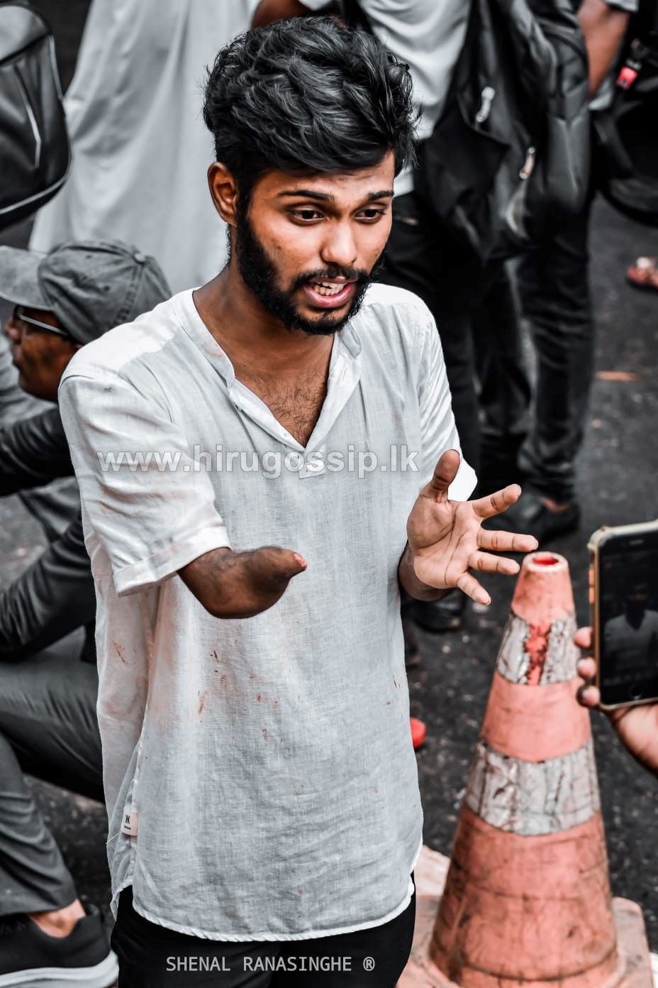 වැළඳ ගැනීමක් උවමනයි.. හිස් මුදුනේ සිට දෙපතුල දක්වා උණුසුමයි... අමාරුයි ...