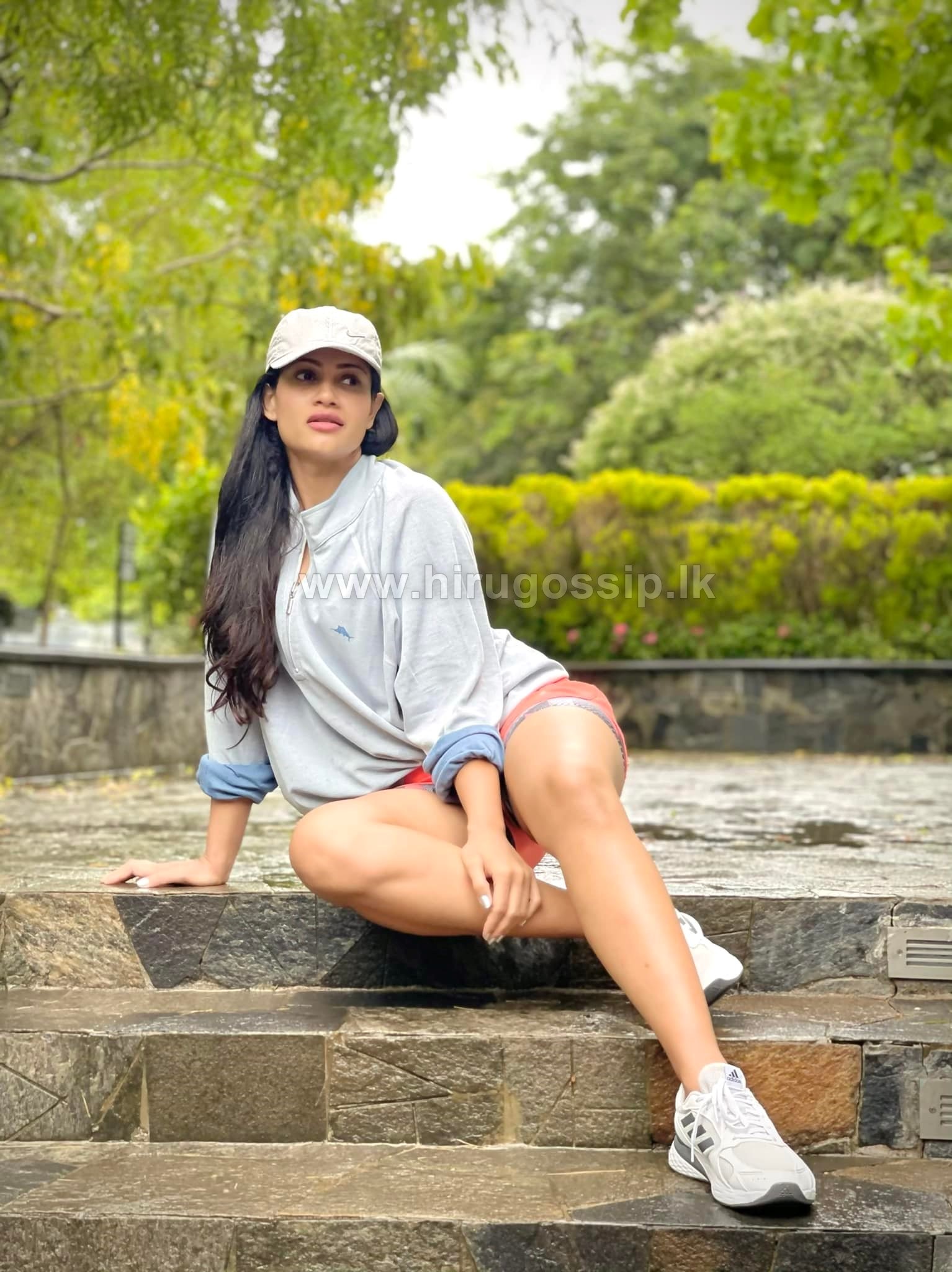 සුදු මූණයි හුරතලයයි හරි අවදානම්...! අනේ අනේ ළමයෝ...!” - හැමදාම බුකිය ...