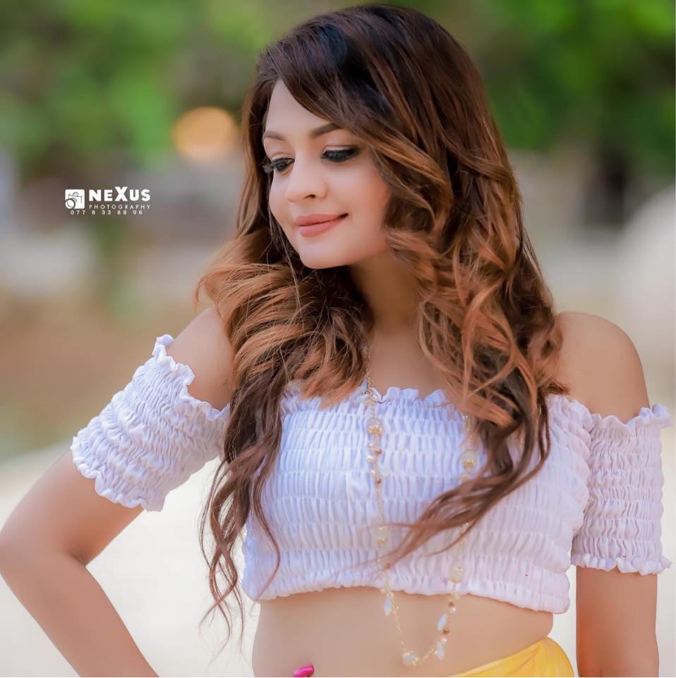 "ඇත්තම කතාව මගේ පෙම්වතා මට වඩා අවුරුදු --------" "ඒ නිසා ගෙවල්වලින් ...
