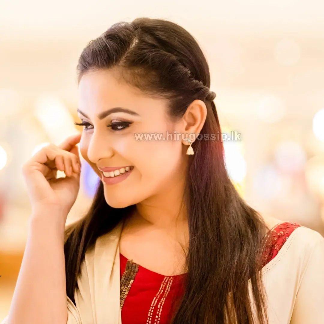 සමහරු කියනවා මම ජනප්‍රිය නළුවෙක් එක්ක හොරෙන්ම විවාහ වෙලාලූ. දැන් ...