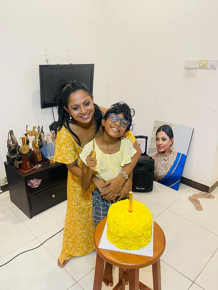 "මගේ රැජිණ" අම්මා කෙනෙක් දුවෙක්ට එහෙම කියනවාද? හිමාලි සයුරංග දුව ගැන ...