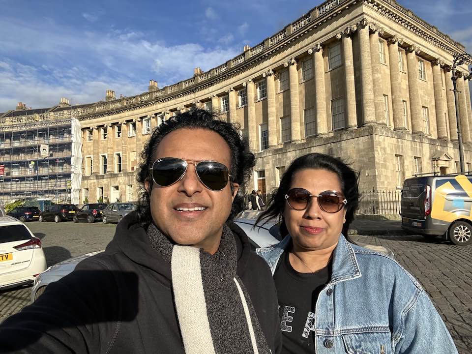 දුවවයි පුතාවයි ඕස්ට්‍රේලියාවට යවලා බිරිඳත් එක්ක නිවාඩුවකට එංගලන්තයට ...