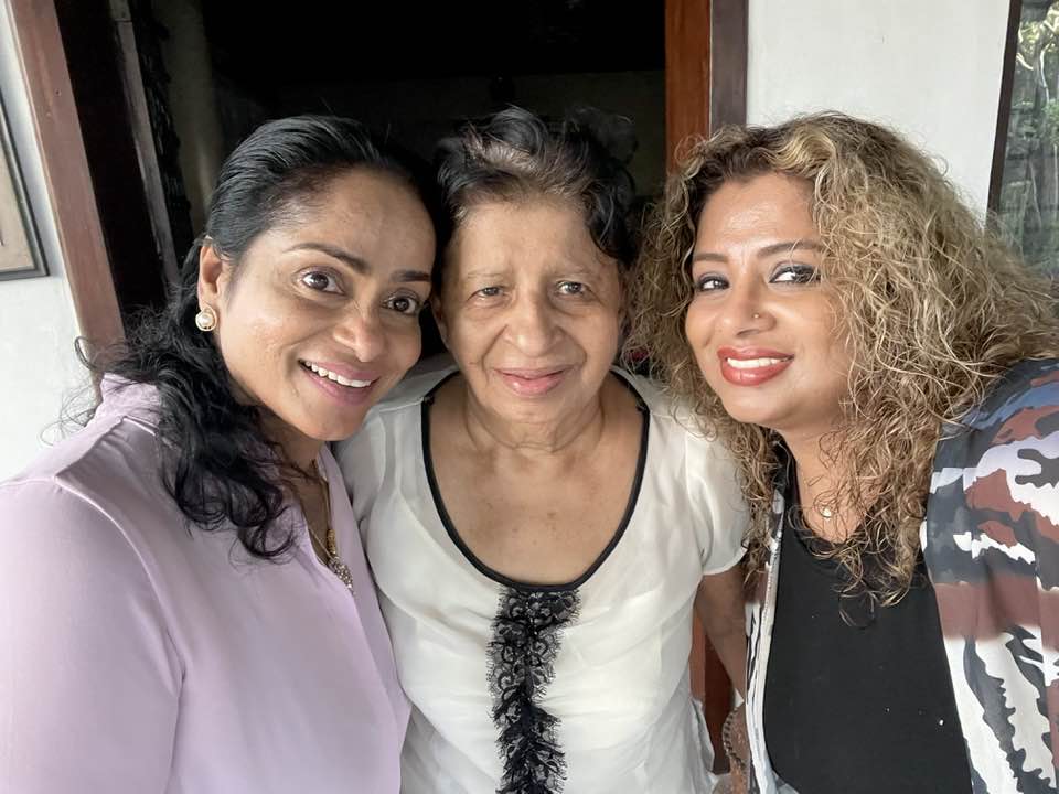 "අඩෝ! ලංකාවට ඇවිත් ඔයාටයි ඉස්සෙල්ලාම ගත්තේ.." "මචං මාර ටයිට් වැඩ ගොඩක් ...