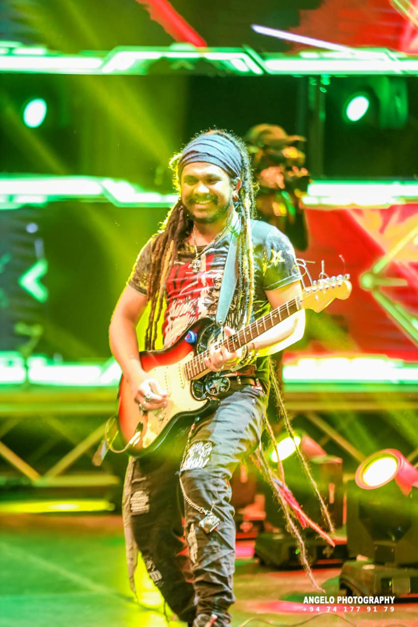 "තිස් දෙවසරක් පුරාවට නොඅඩුව දුන්නු ආදරයට හිස නමා ආචාර කරමි, ඔබ අපේ ...