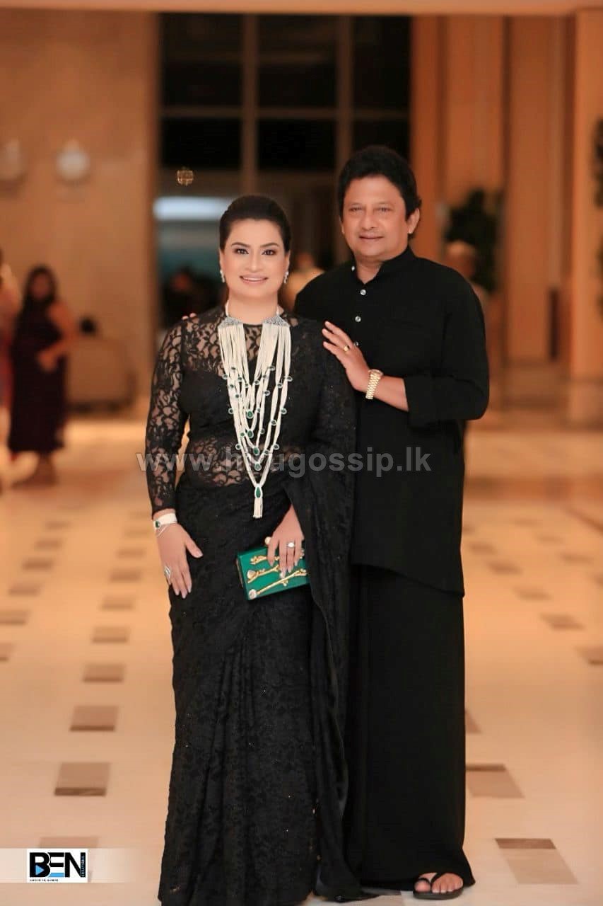 කවදාවත් වෙනස් නොවෙන ආදරේ... තෑන්ක් යූ!” - ජීවන් කුමාරතුංගත් එක්ක බිරිඳ ...