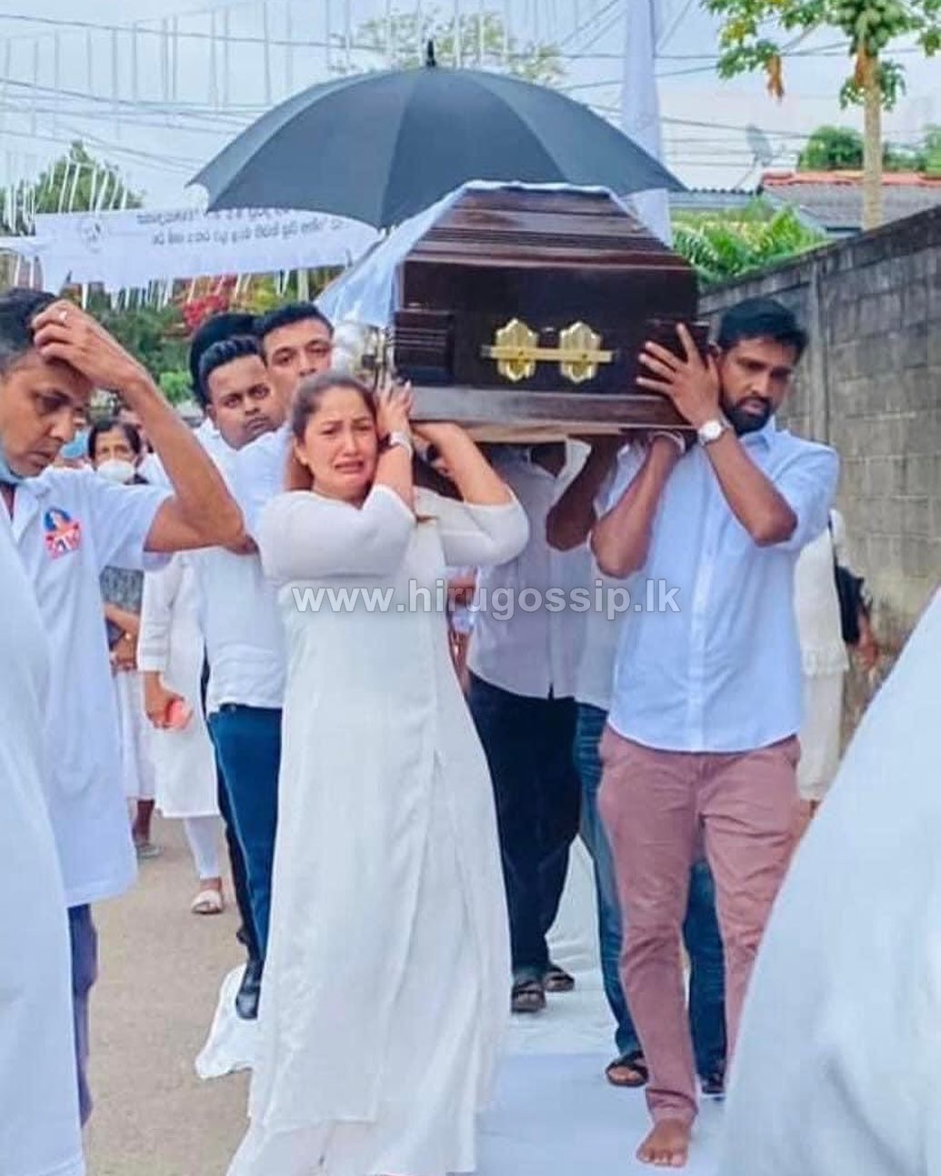 ඔයාව ඕනේ බොතේජු... දුවෙක් කොහොම දරාගන්නද?” - පියා මිහිදන් වූ තැන හිඳ ...