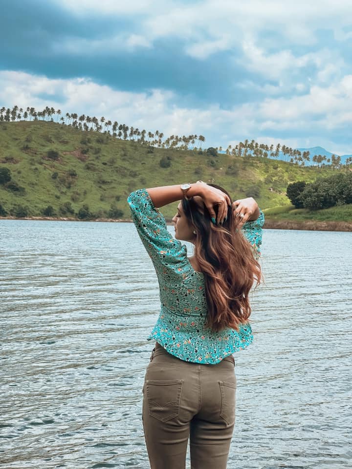 හරියට සිතුවමක් වගේ ! සොබාදහමත් එක්ක මුහුවෙලා, නිදහස විඳින සුන්දර ...