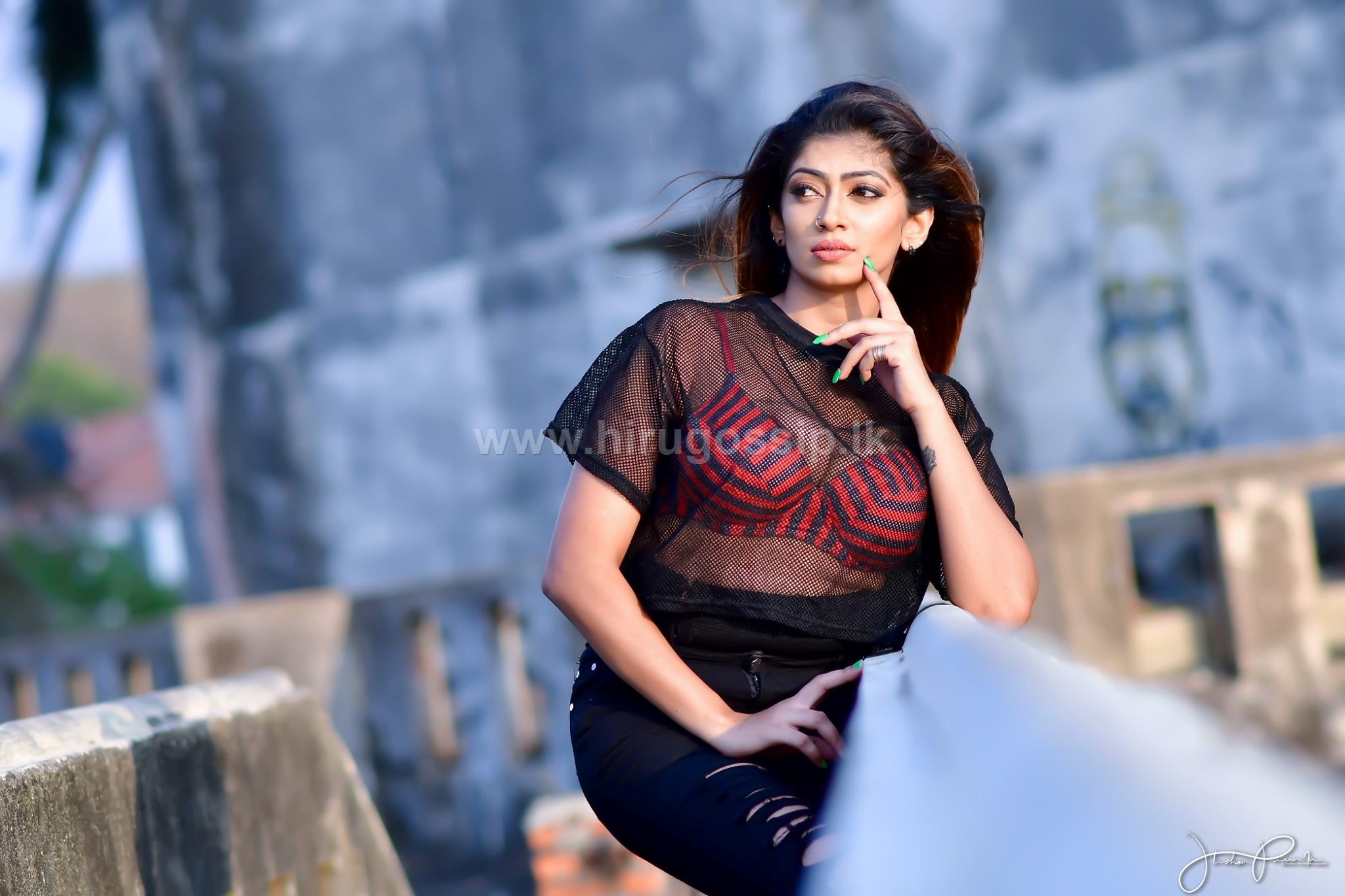 පවුලේ අම්මි, අප්පච්චි නම් කොහෙත්ම කැමති නෑ හොට් ටයිප් එකේ ෆොටෝෂූට් කරන ...