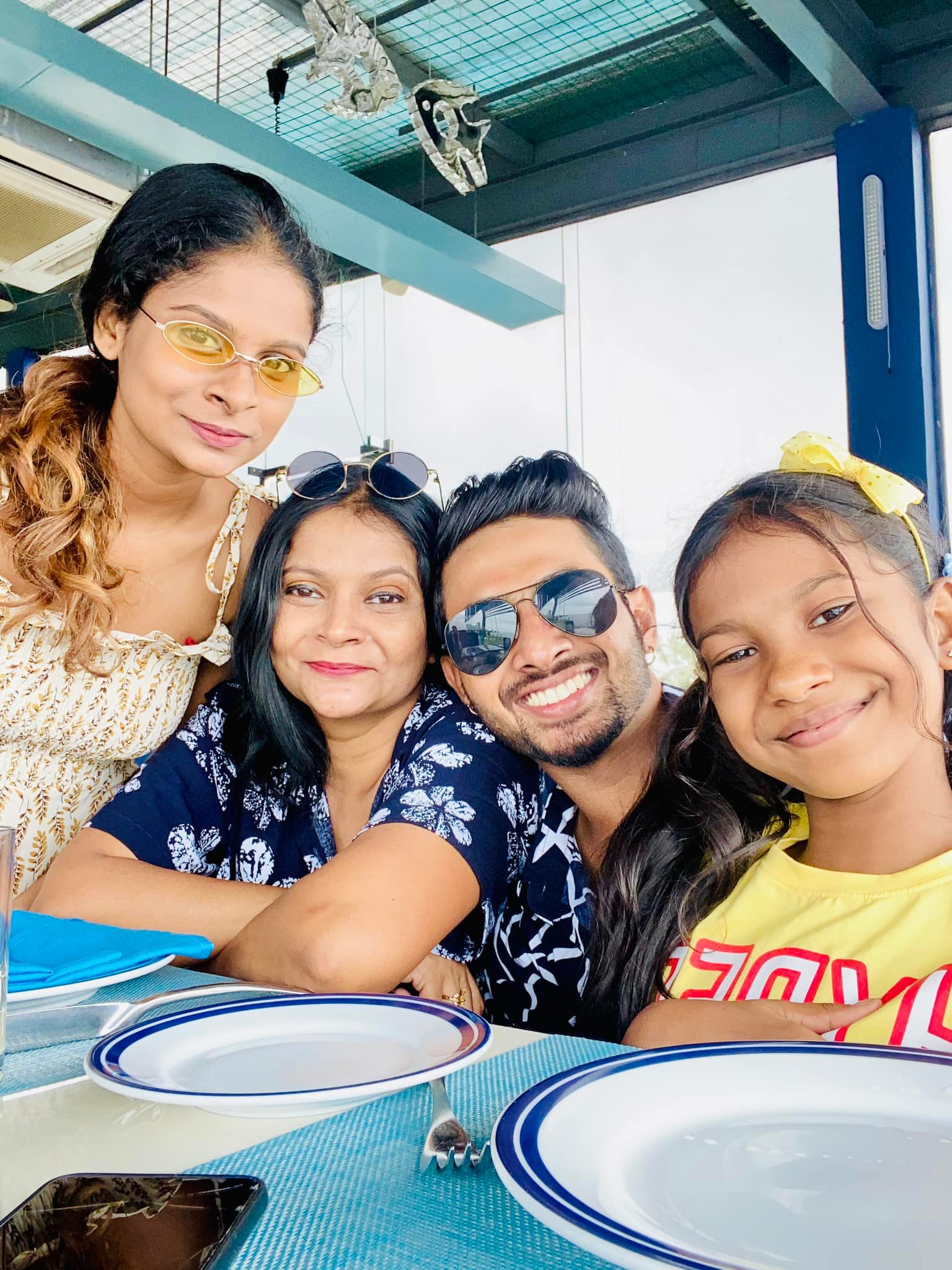 "ඔබ ඇයට තව දුරටත් ආදරය නොකරන්නේ නම්, ඇයට නොකියන්න...මට කියන්න... මම ඇයව නැවත ගෙන එන්නම් ...